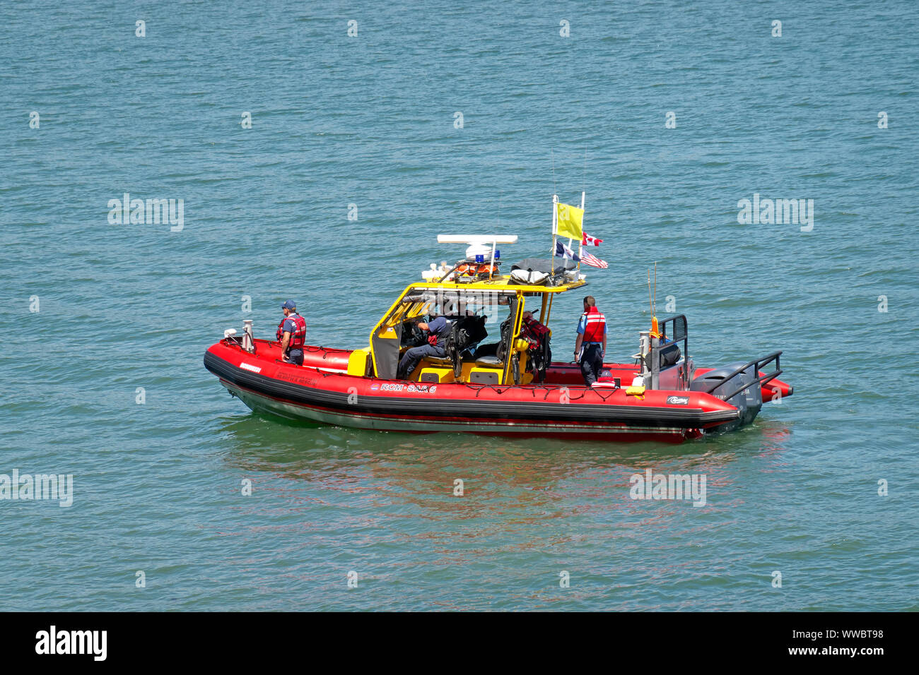 Menschen auf schlauchboot -Fotos und -Bildmaterial in hoher Auflösung ...