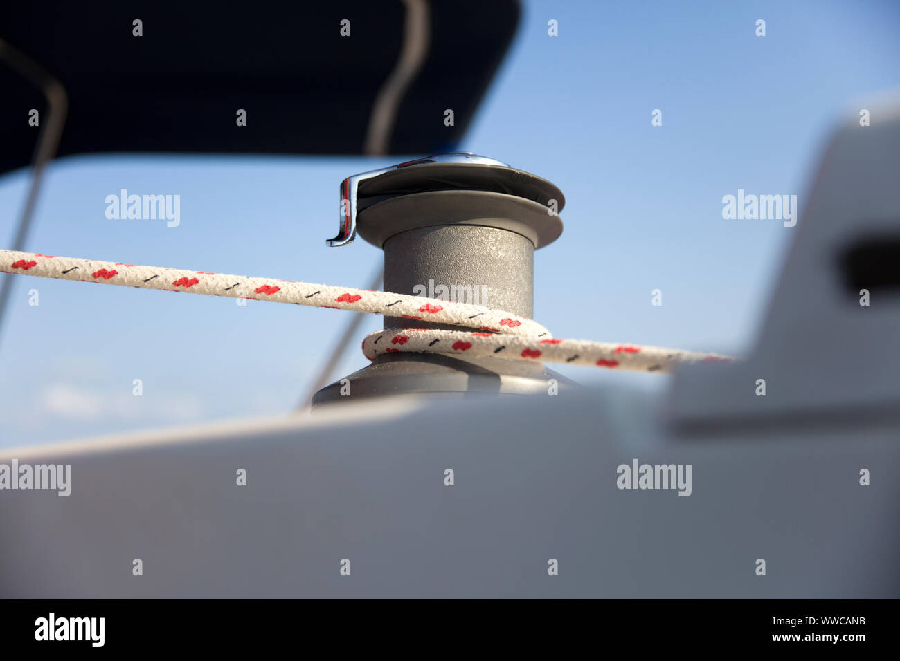 Blick auf Segelboot Winde und Seil yacht Detail Stockfotografie - Alamy