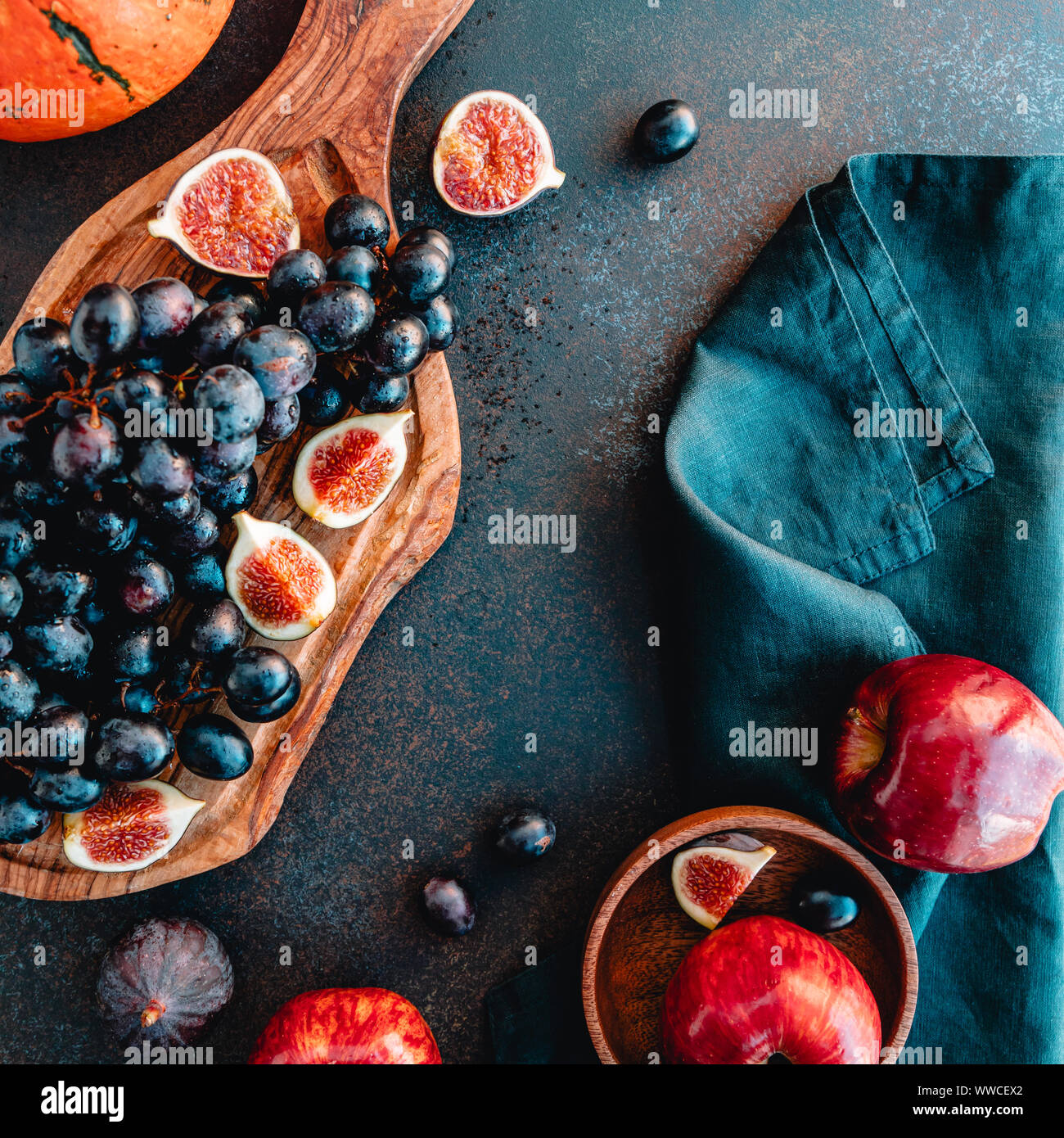 Blick von oben auf die Jahreszeit Herbst Essen mit Obst und Gemüse wie ...