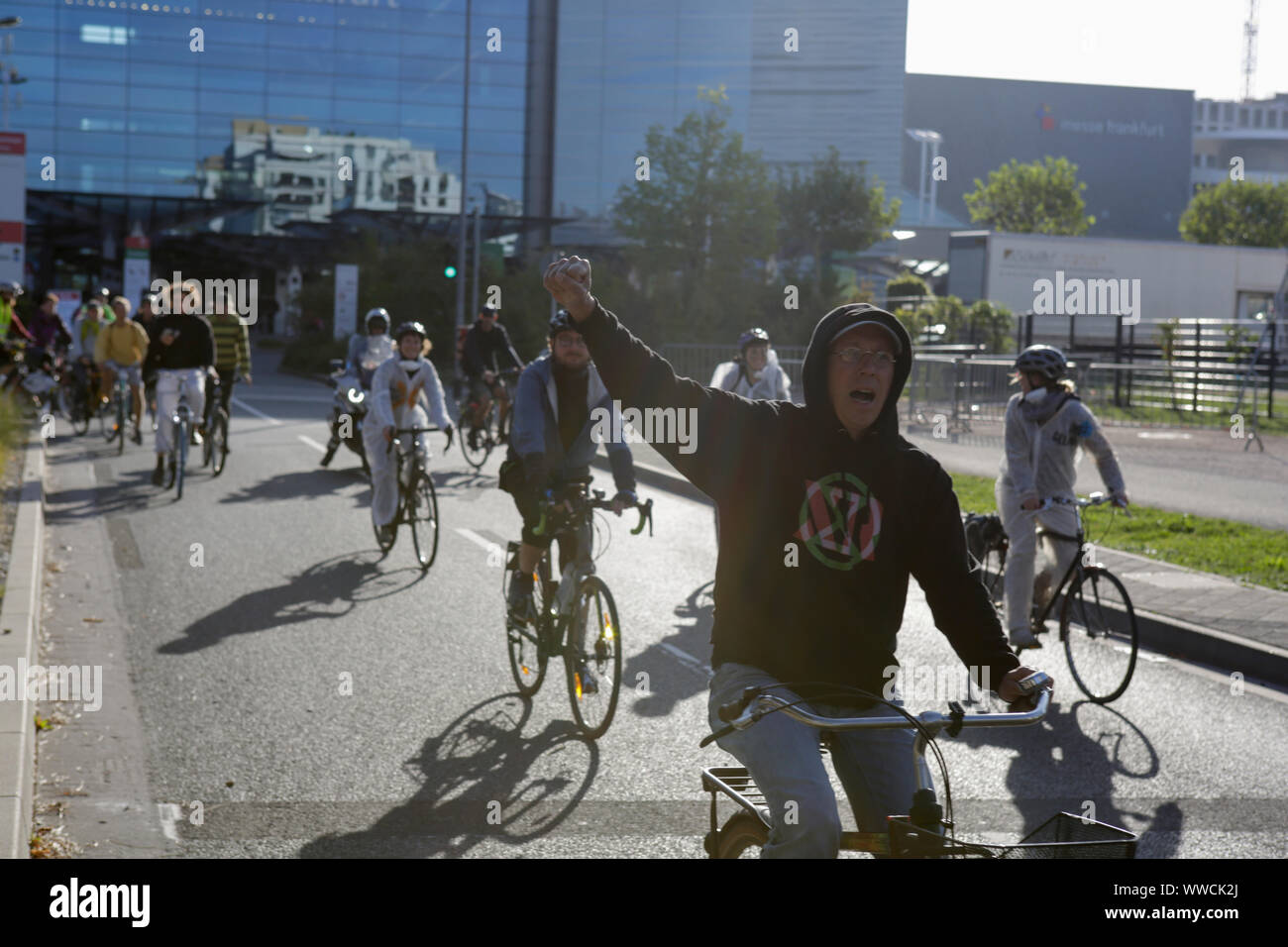 Auto show frankfurt protest -Fotos und -Bildmaterial in hoher Auflösung ...