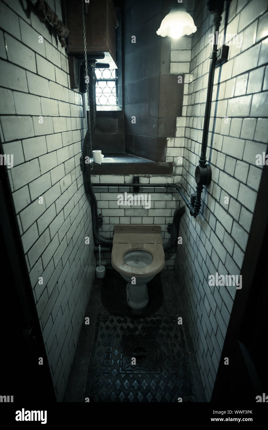 Old toilet seat -Fotos und -Bildmaterial in hoher Auflösung - Seite 2 ...