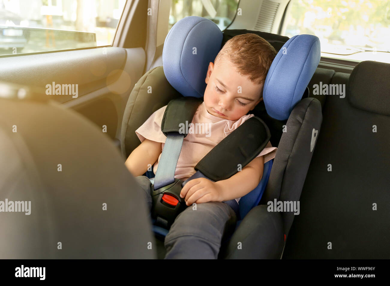 Sleeping toddler automobile -Fotos und -Bildmaterial in hoher Auflösung ...
