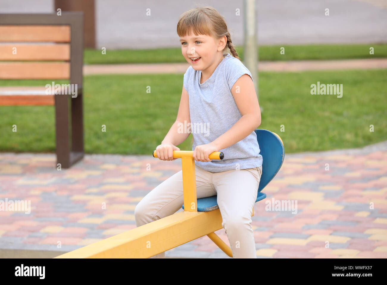 Mädchen wippen auf dem spielplatz -Fotos und -Bildmaterial in hoher ...