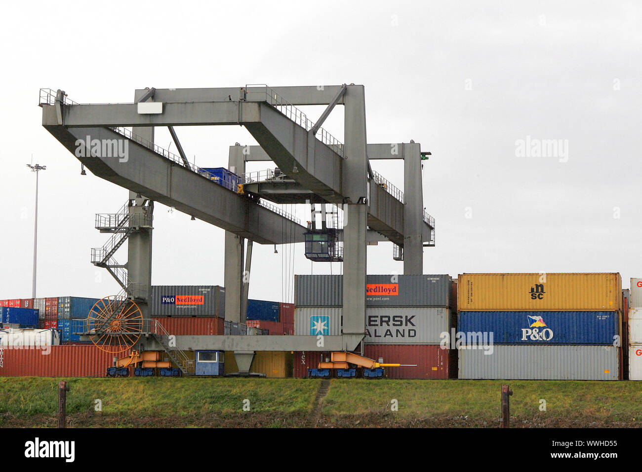 Kran tragen -Fotos und -Bildmaterial in hoher Auflösung – Alamy