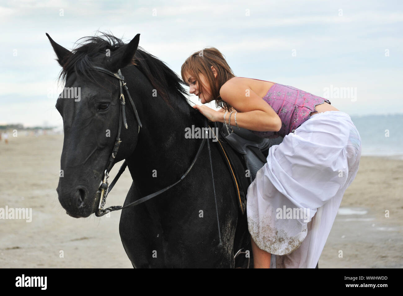 Frau mit weißem pferd strand galopp -Fotos und -Bildmaterial in hoher Auflösung – Alamy