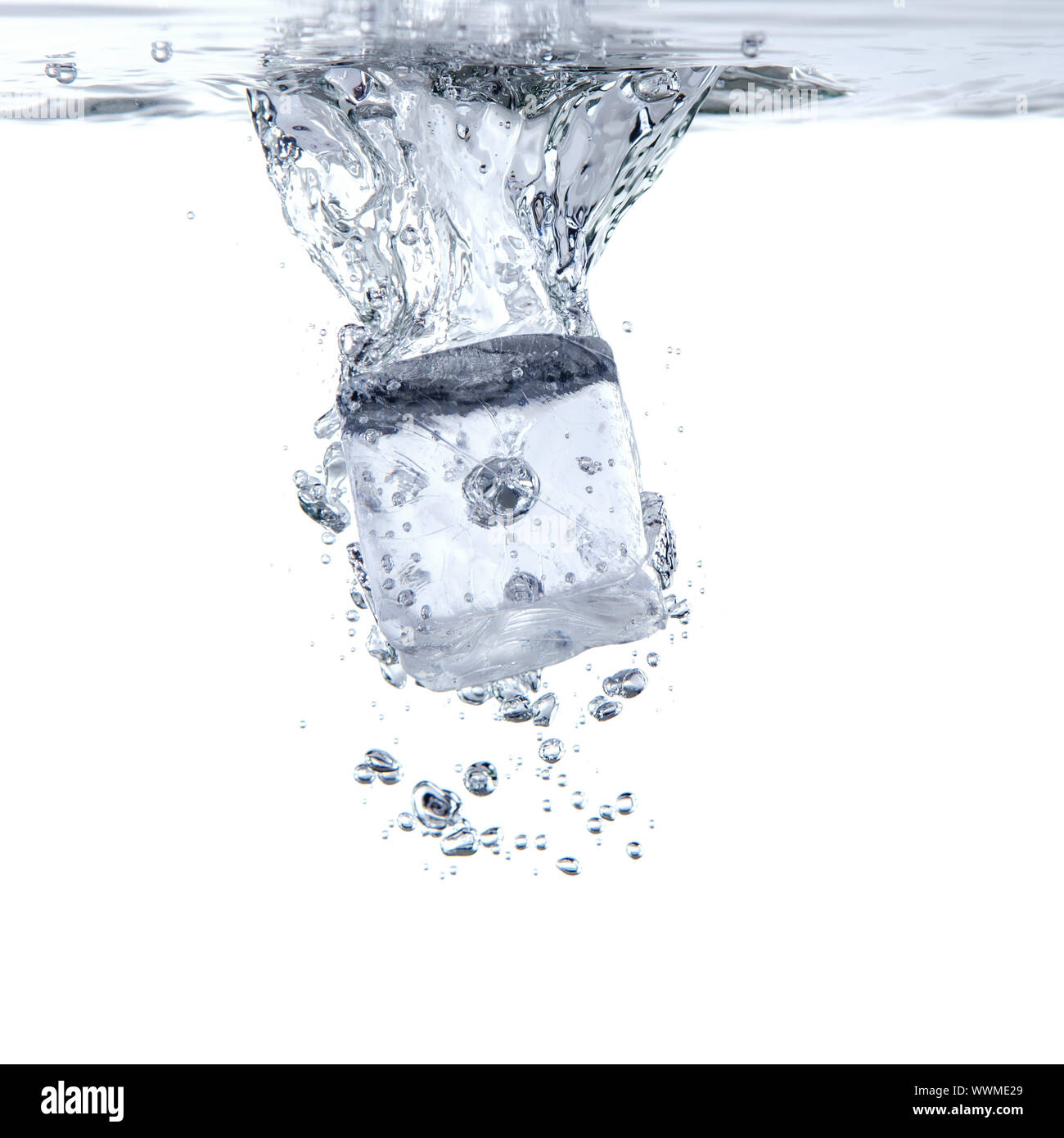 Ice cube splash -Fotos und -Bildmaterial in hoher Auflösung – Alamy