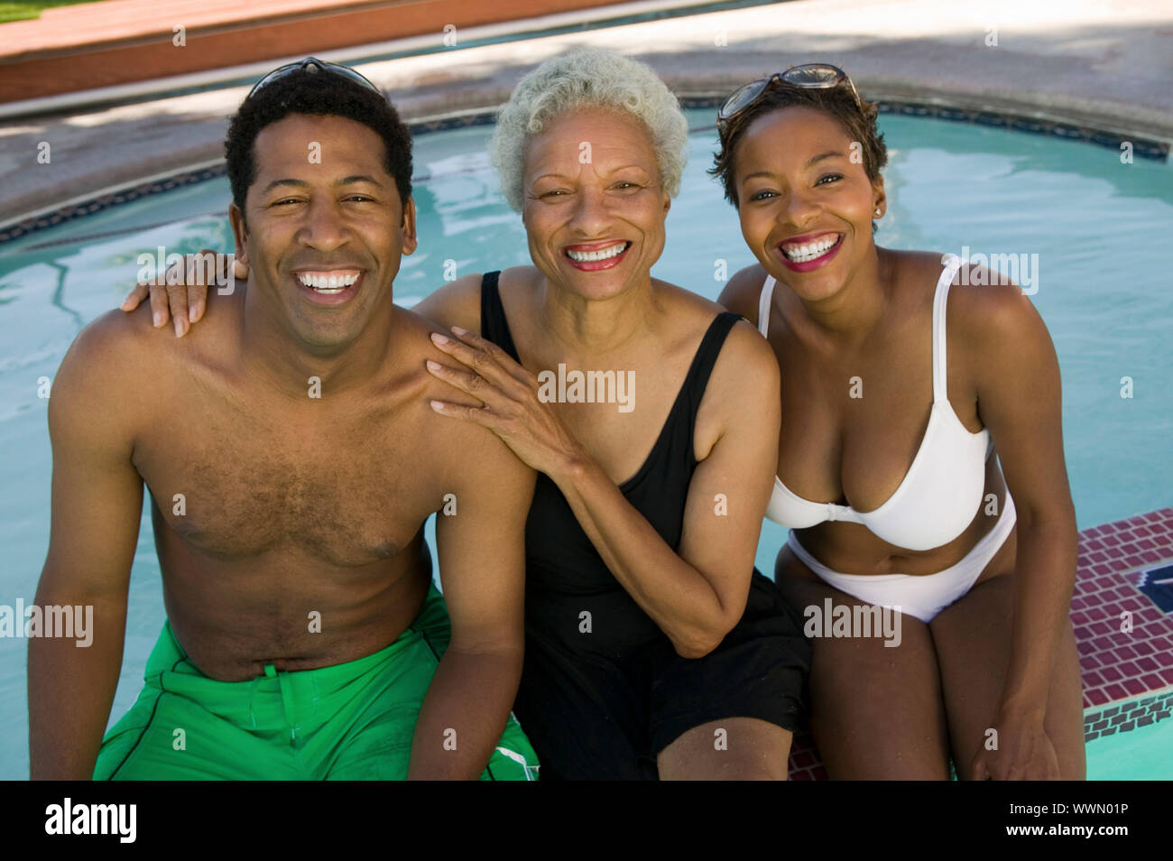 Mutter mit tochter im schwimmbad -Fotos und -Bildmaterial in hoher Auflösung – Alamy