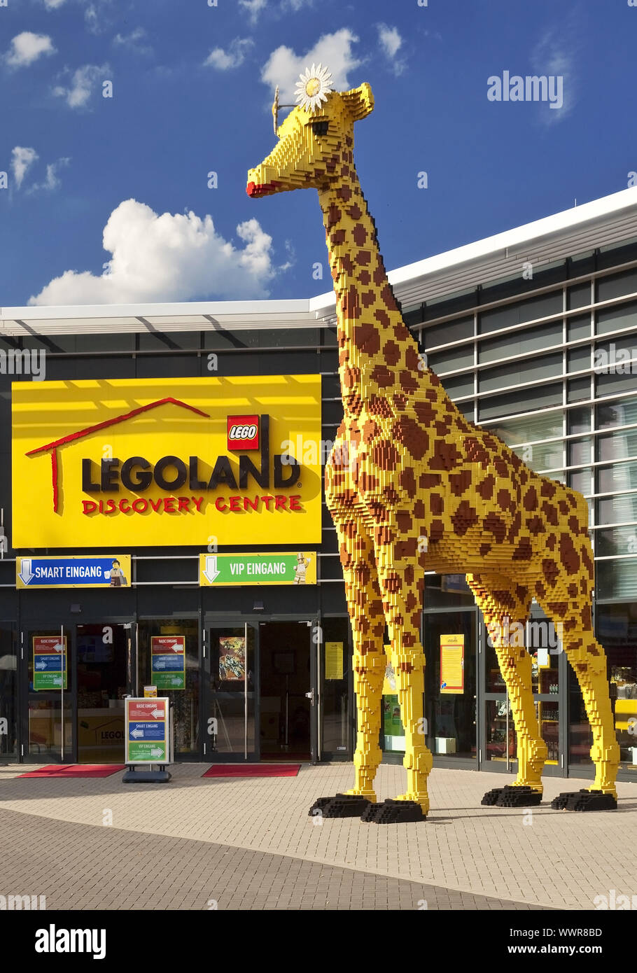 Giraffe vor Legoland im CentrO, Oberhausen, Ruhrgebiet, Nordrhein ...