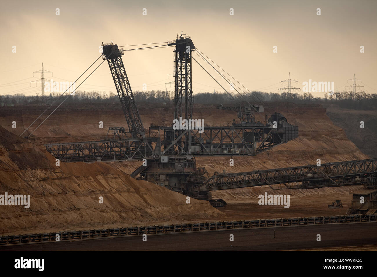 Braunkohle Tagebau Hambach mit Streuer und tripper Auto im Nebel ...