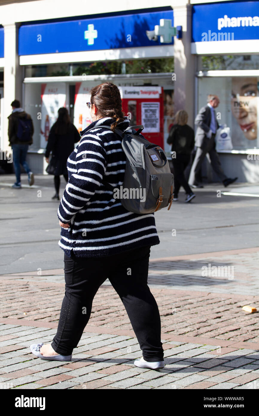 Dicker bauch frau chubby -Fotos und -Bildmaterial in hoher Auflösung ...
