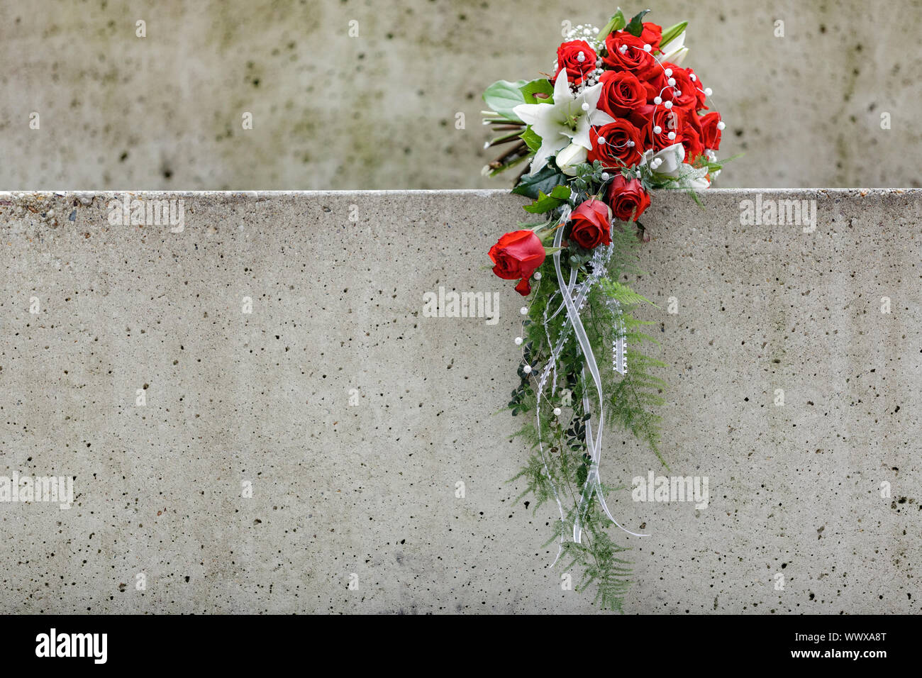Rote rosen als brautstrauss -Fotos und -Bildmaterial in hoher Auflösung ...