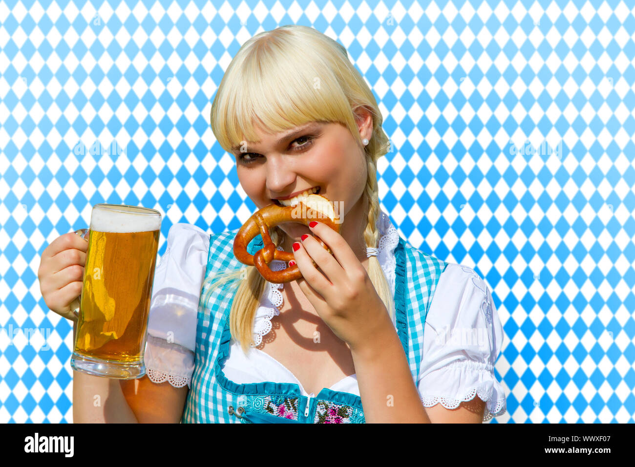 Mädchen im Dirndl Bier trinken in der Natur Stockfotografie - Alamy