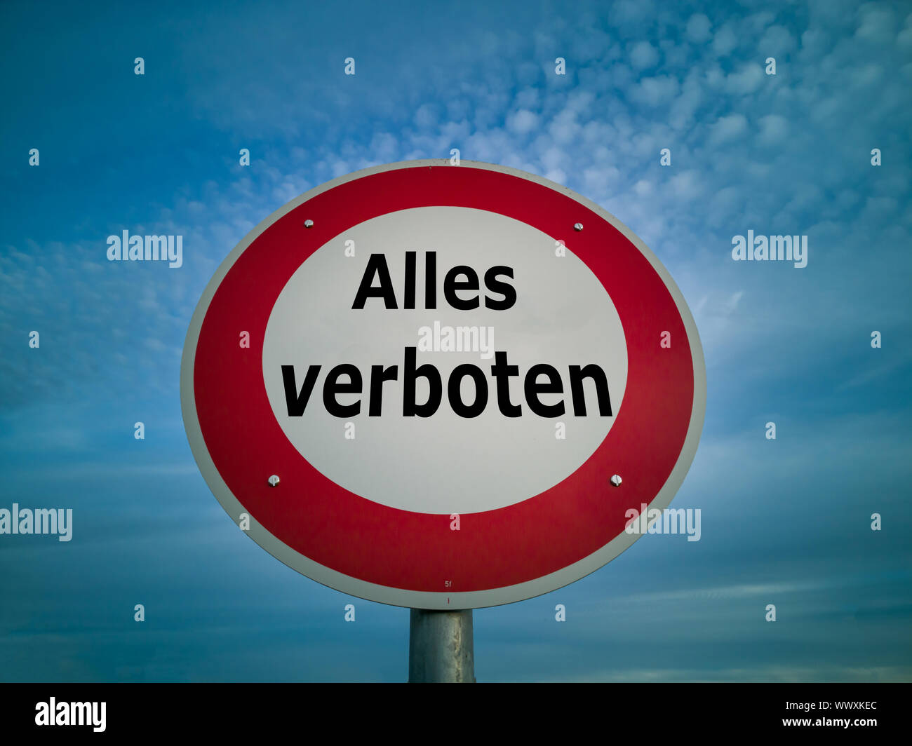 Schild mit der Deutsche Text "Alles Verboten" ( "Alles Verboten" auf ...