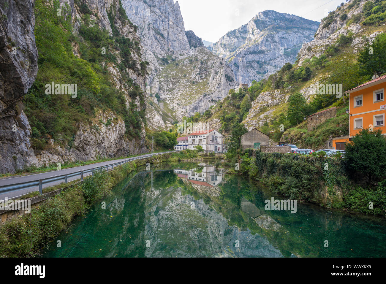 Wasserkraftwerk am Fluss Rio Cares im Nationalpark Picos de Europa ...