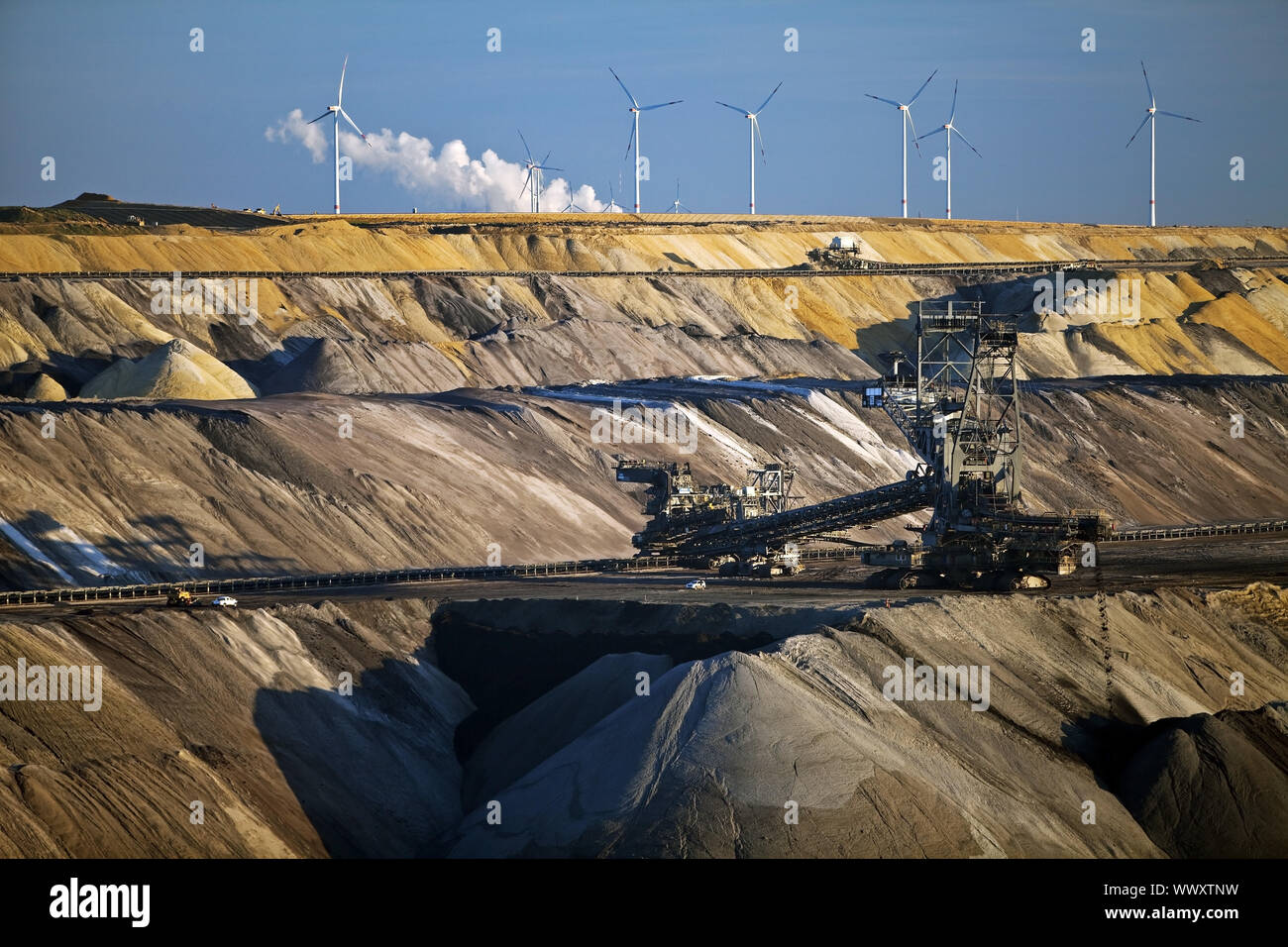 Braunkohle Tagebau mit Ablagefach, Kraftwerk im Hintergrund, Garzweiler ...