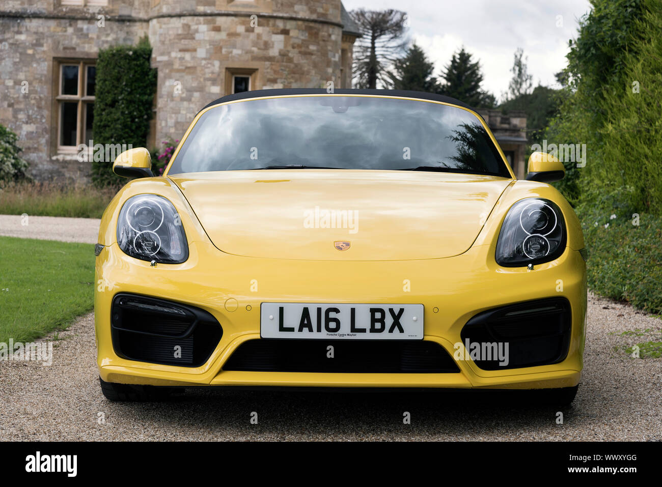 Gelber porsche boxer -Fotos und -Bildmaterial in hoher Auflösung – Alamy