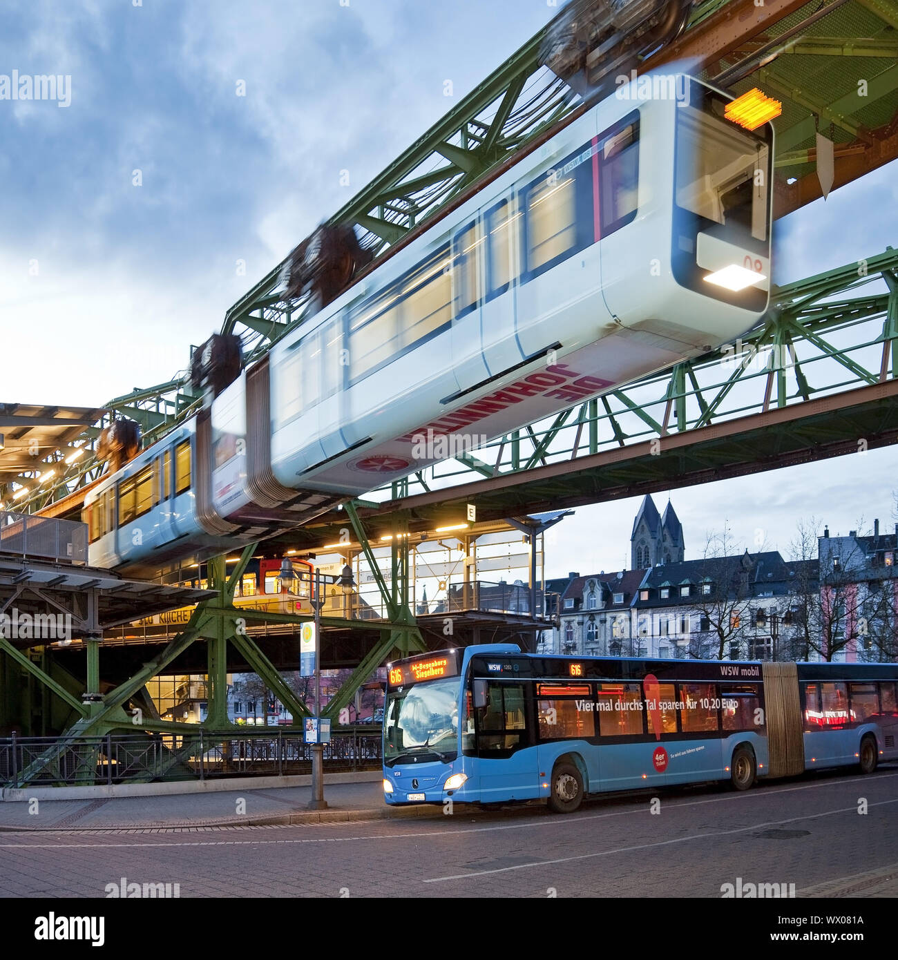 Schwebebahn oberbarmen bahnhof -Fotos und -Bildmaterial in hoher ...