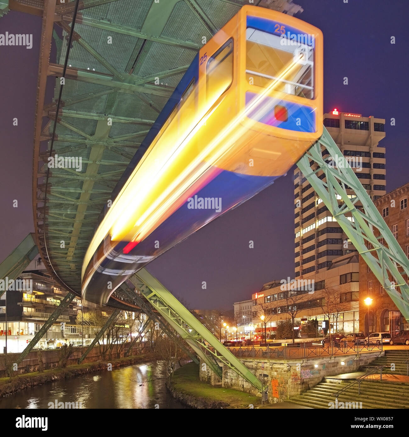 Schwebebahn nacht wuppertal -Fotos und -Bildmaterial in hoher Auflösung ...