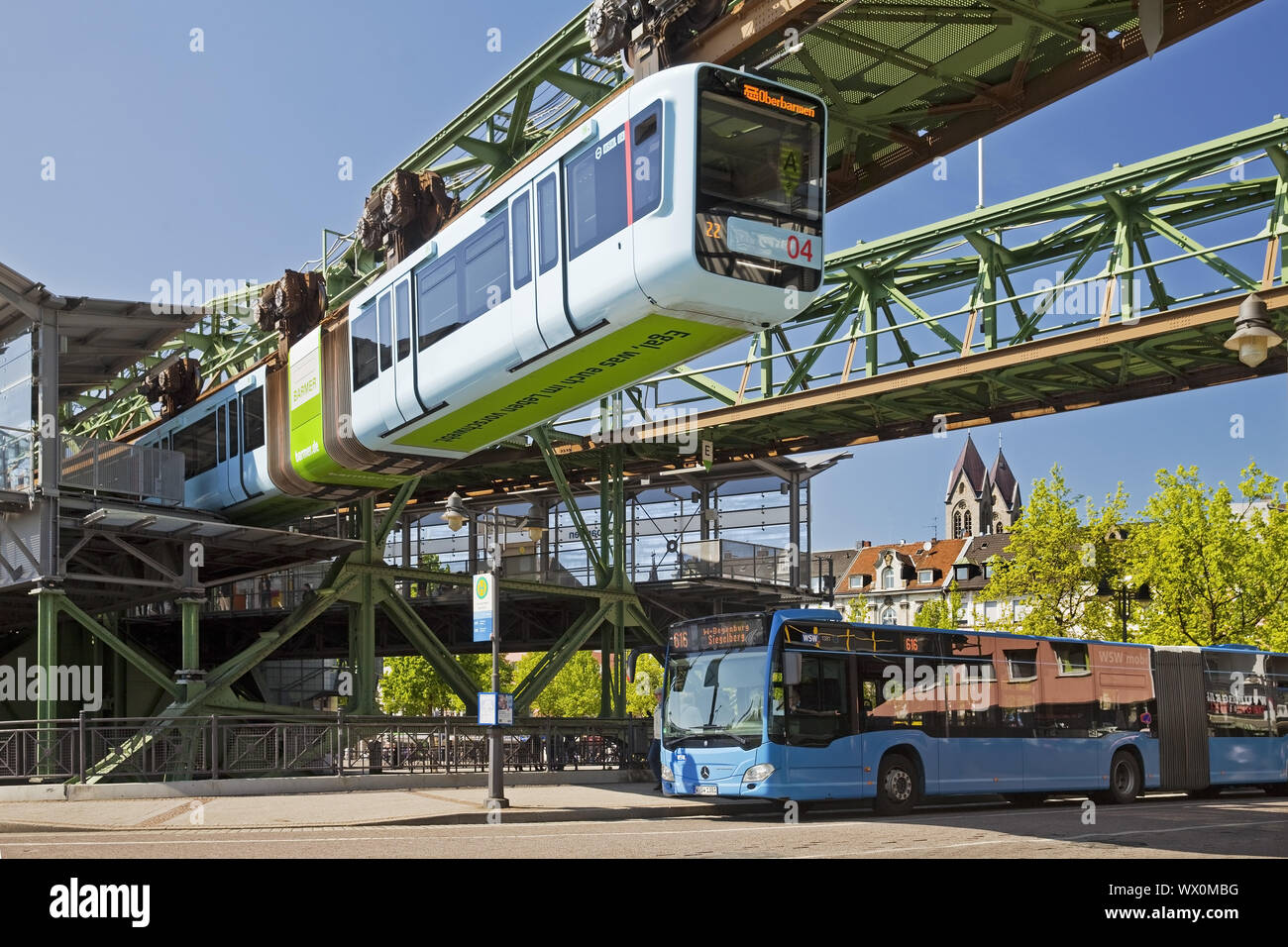 Schwebebahn oberbarmen bahnhof -Fotos und -Bildmaterial in hoher ...