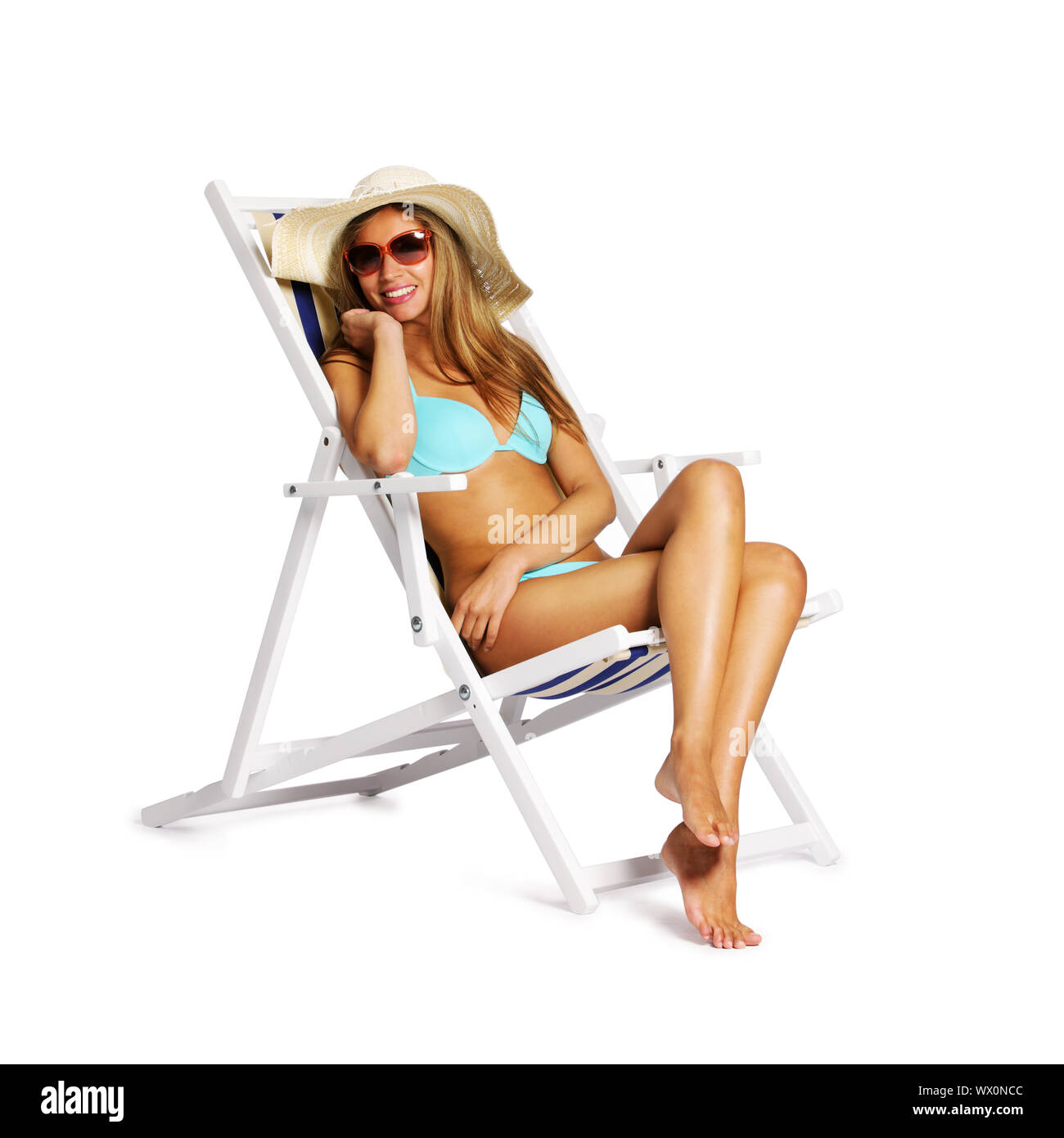 Frau sitzen am strand Ausgeschnittene Stockfotos und -bilder - Alamy