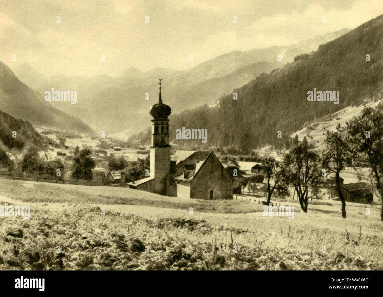 Die Kirche von Sankt Nikolaus in Gortipohl, Österreich, c 1935. Kirche mit einem zwiebelturm im ...