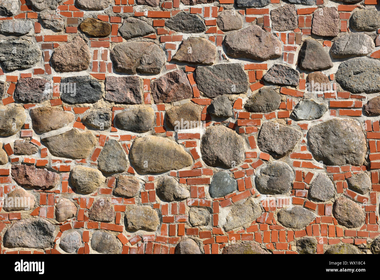Detailansicht der alten Mauer der mittelalterlichen Burg aus rotem ...