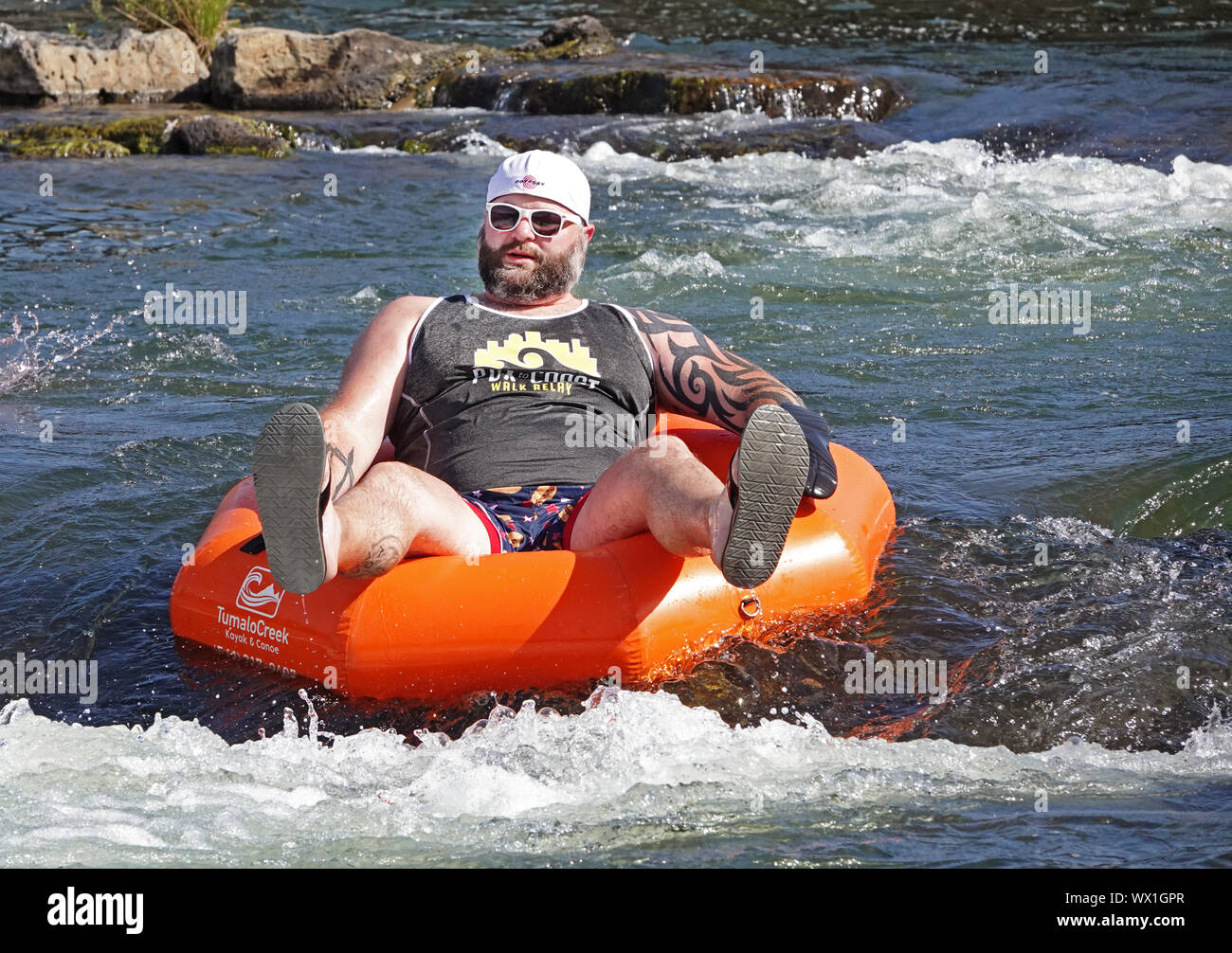Mann, der in einem fluss schwimmt -Fotos und -Bildmaterial in hoher ...