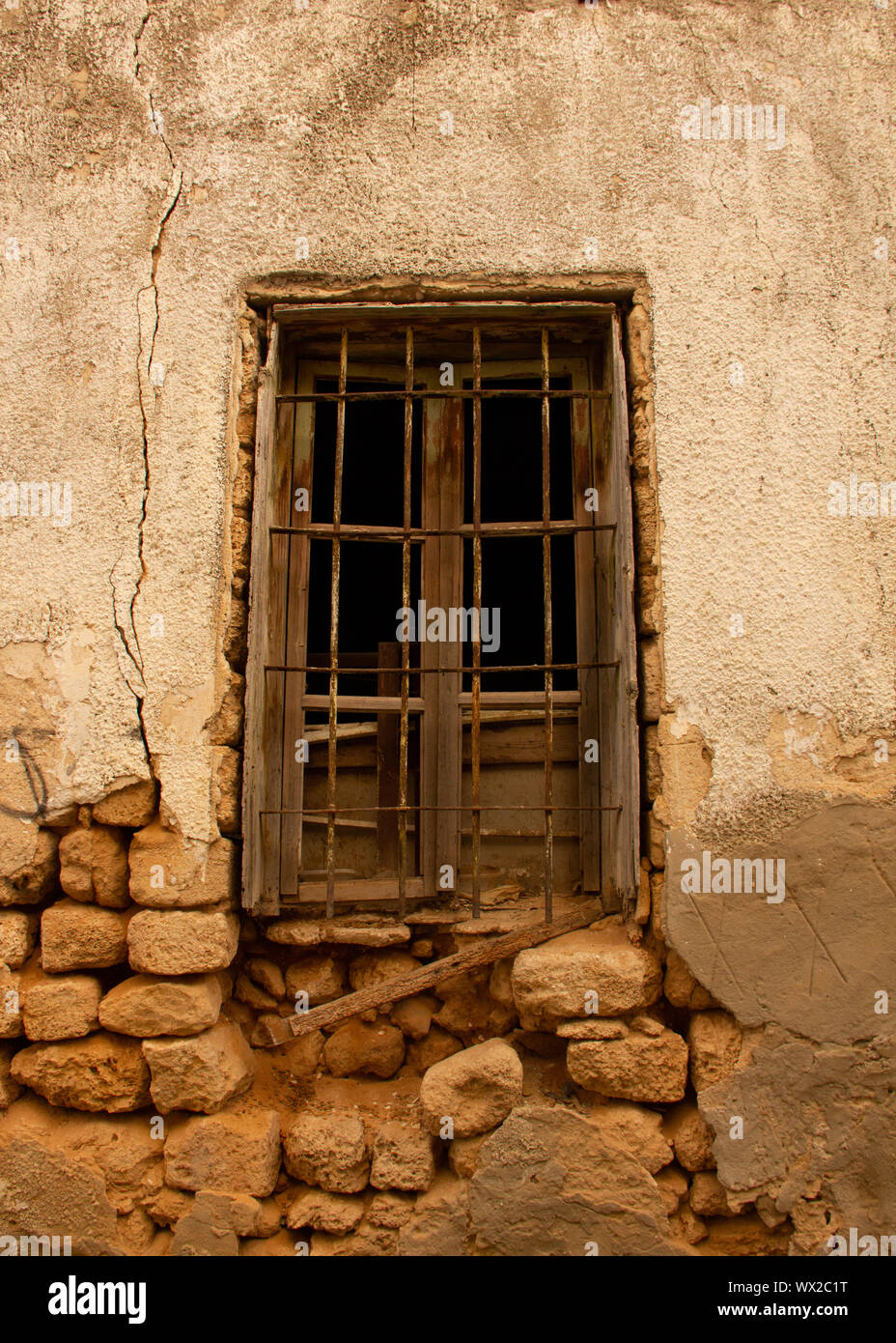 Ziegelwand mit fenster -Fotos und -Bildmaterial in hoher Auflösung – Alamy
