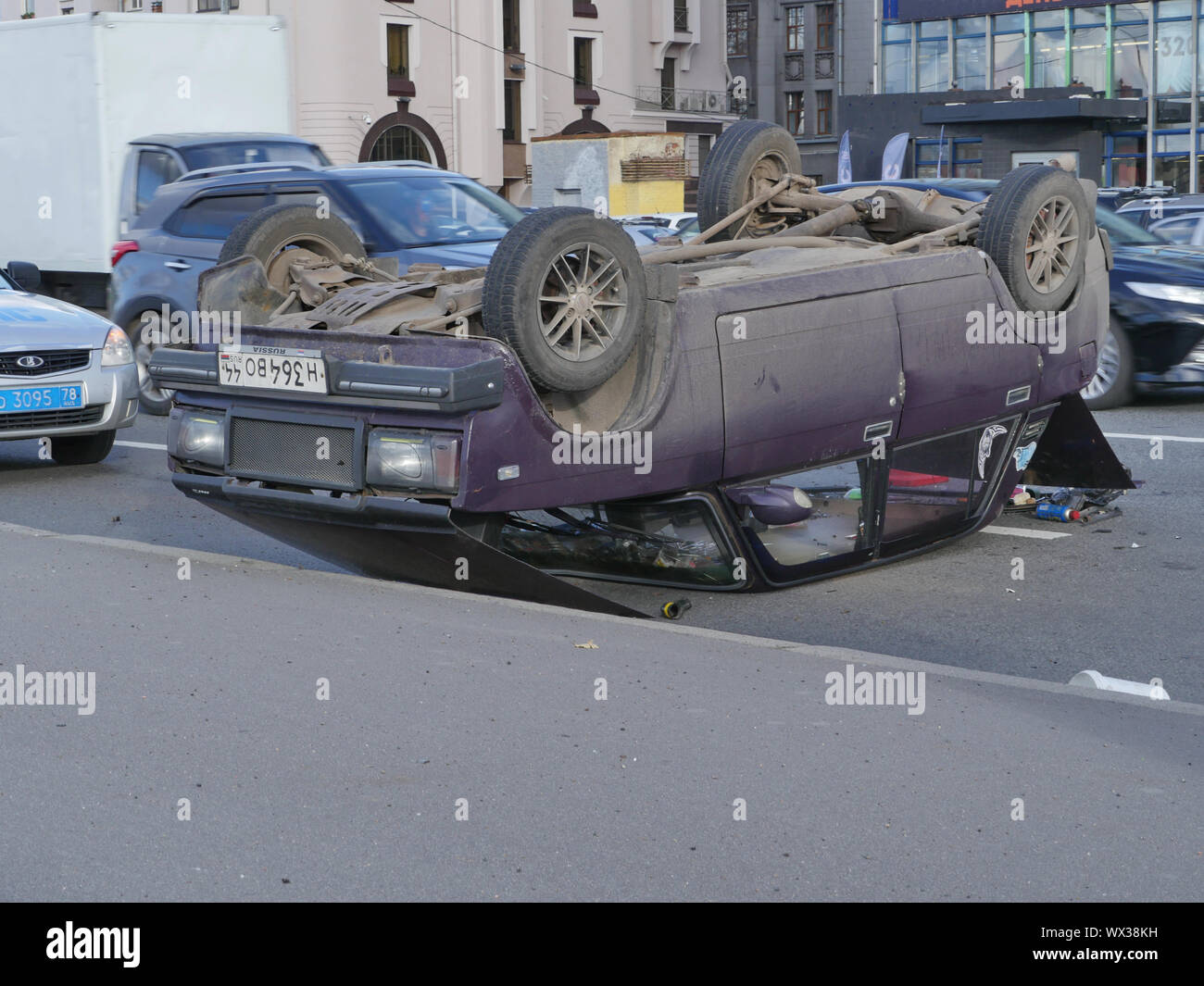 Umgedrehter wagen -Fotos und -Bildmaterial in hoher Auflösung – Alamy
