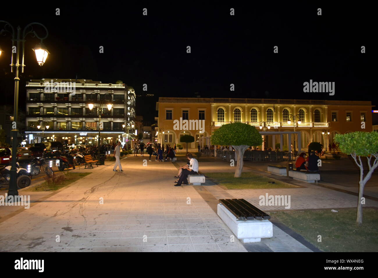 Leute gehen straße -Fotos und -Bildmaterial in hoher Auflösung – Alamy
