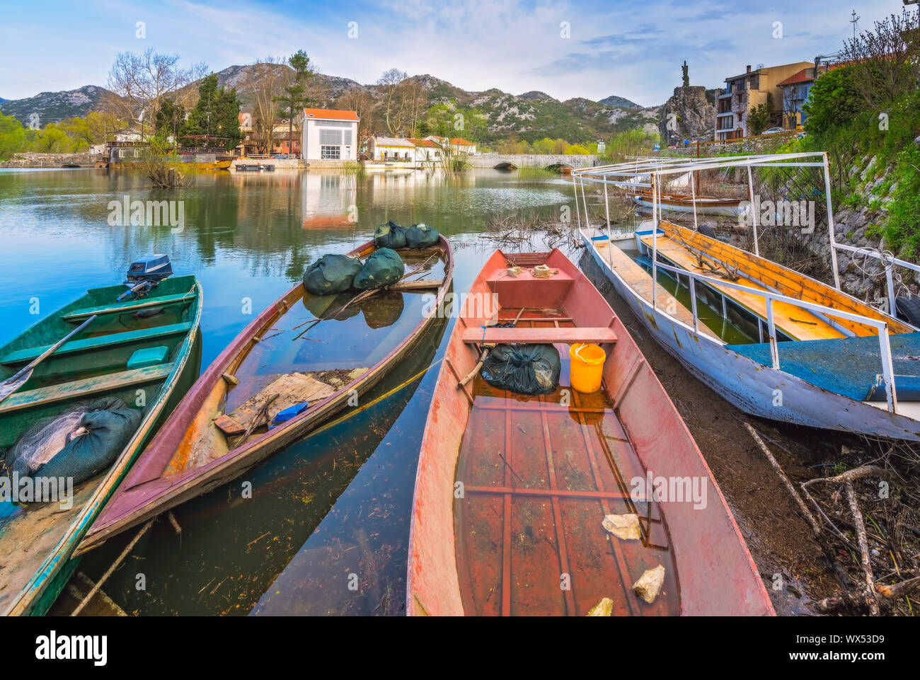 Versunkenes boot mit fischern Stockfotos und -bilder Kaufen - Alamy