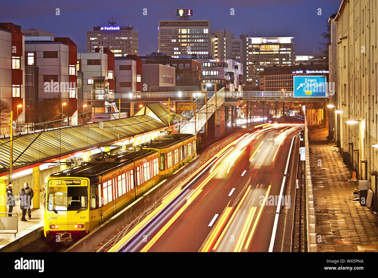 Autobahn A40 mit der Straßenbahn in der Innenstadt am Abend, Essen ...