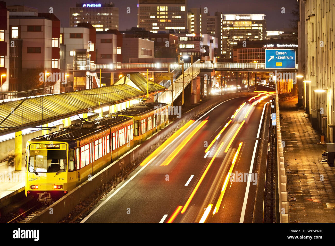 Autobahn A40 mit der Straßenbahn in der Innenstadt am Abend, Essen ...