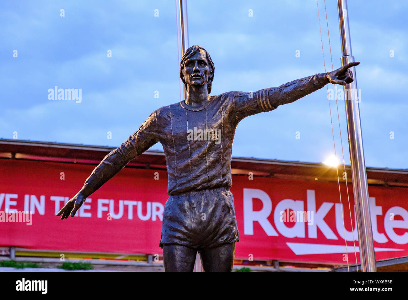 BARCELONA-SEP 14: Johan Cruyff Statue vor dem Stadion an der La Liga ...