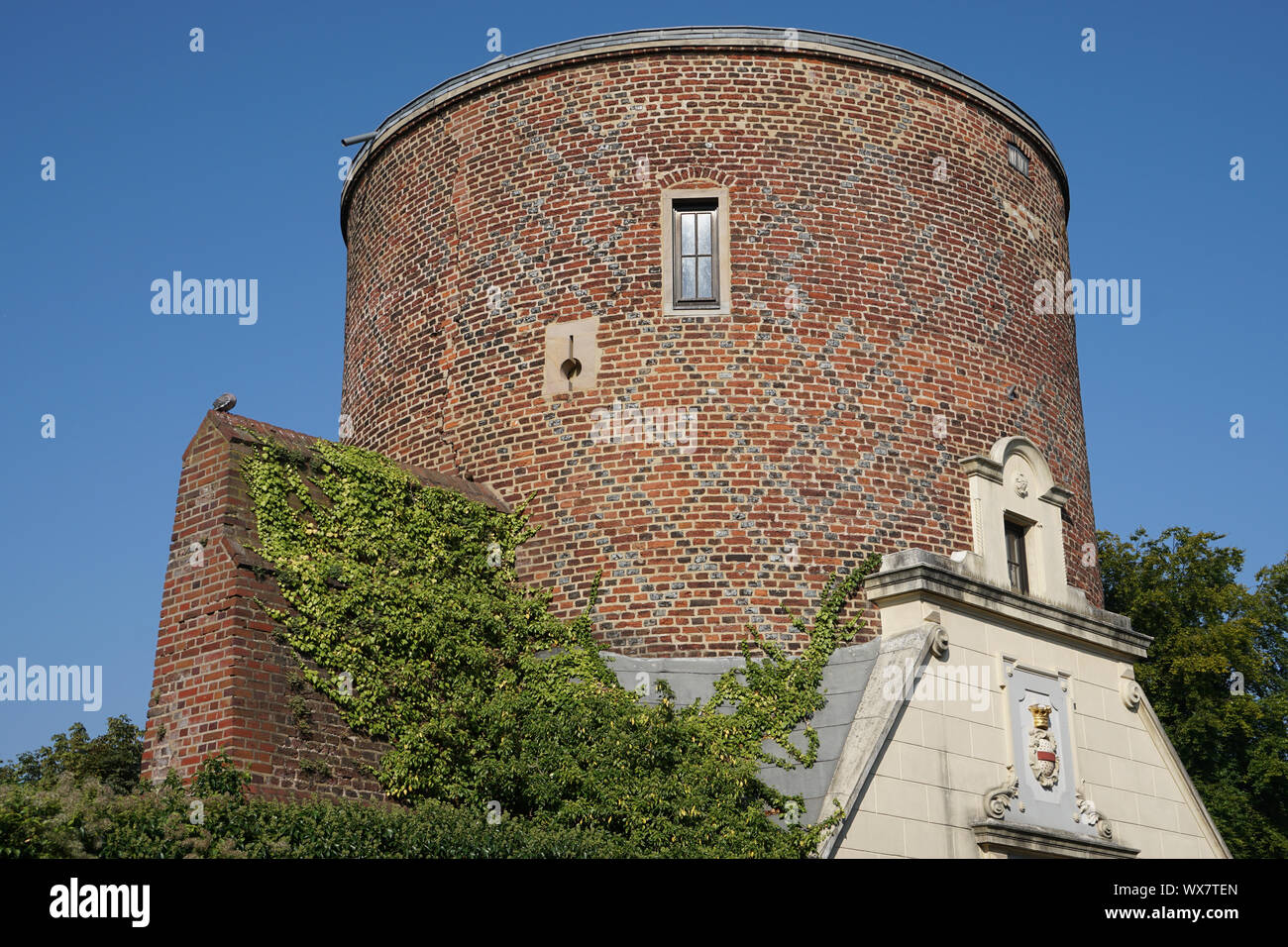 Altes haus des kirchturms -Fotos und -Bildmaterial in hoher Auflösung ...