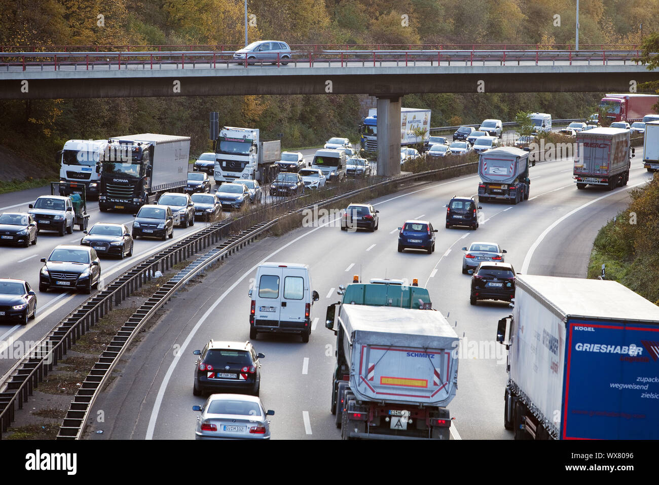 Viel Verkehr auf der Autobahn A3, Duisburg, Ruhrgebiet, Nordrhein ...