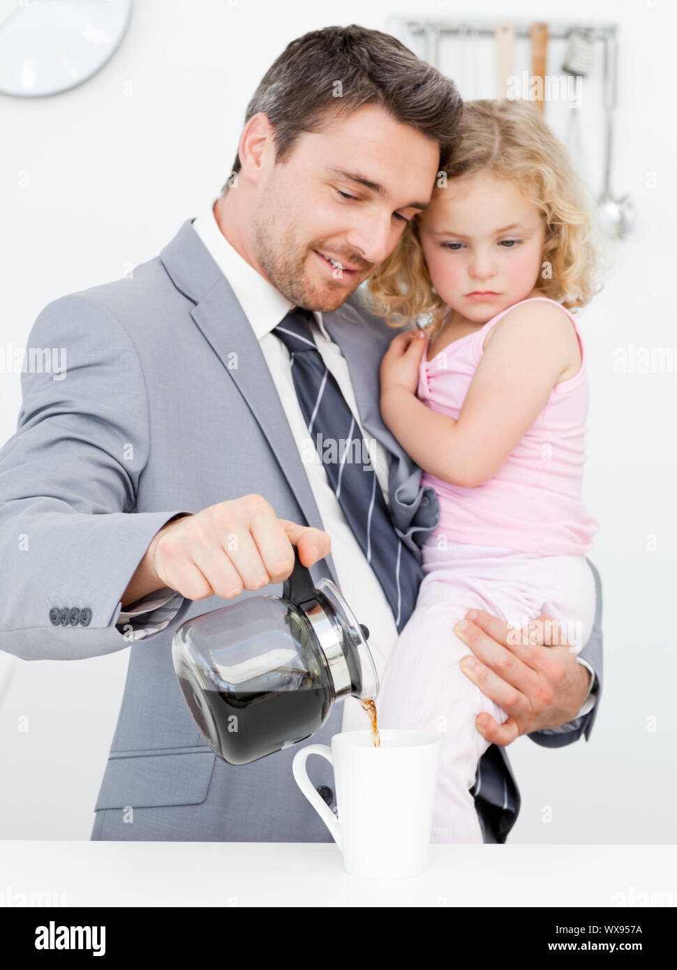 Vater Frühstücken Mit Ihrer Tochter Zu Hause Stockfotografie Alamy