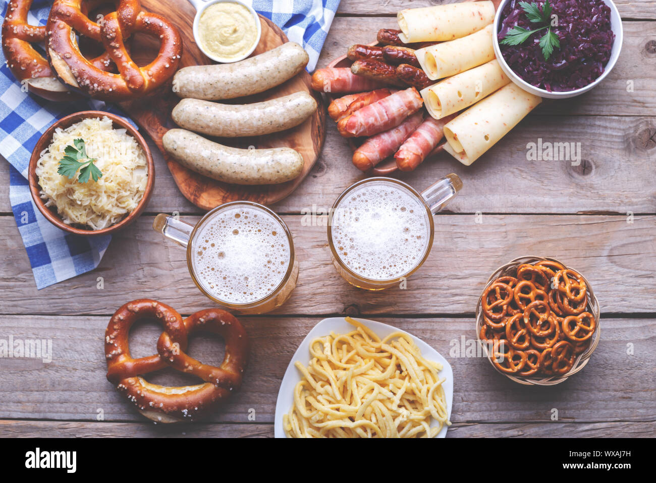 Bayerische wurst brezel deutsches essen -Fotos und -Bildmaterial in ...