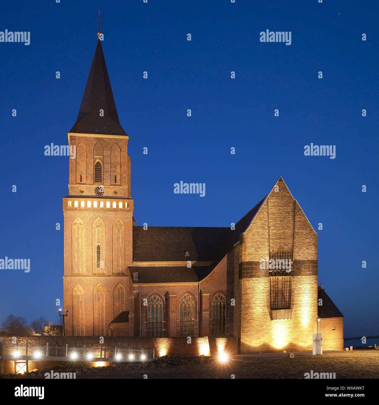 Beleuchtete Kirche St. Martinikirche im Abendlicht, Emmerich ...