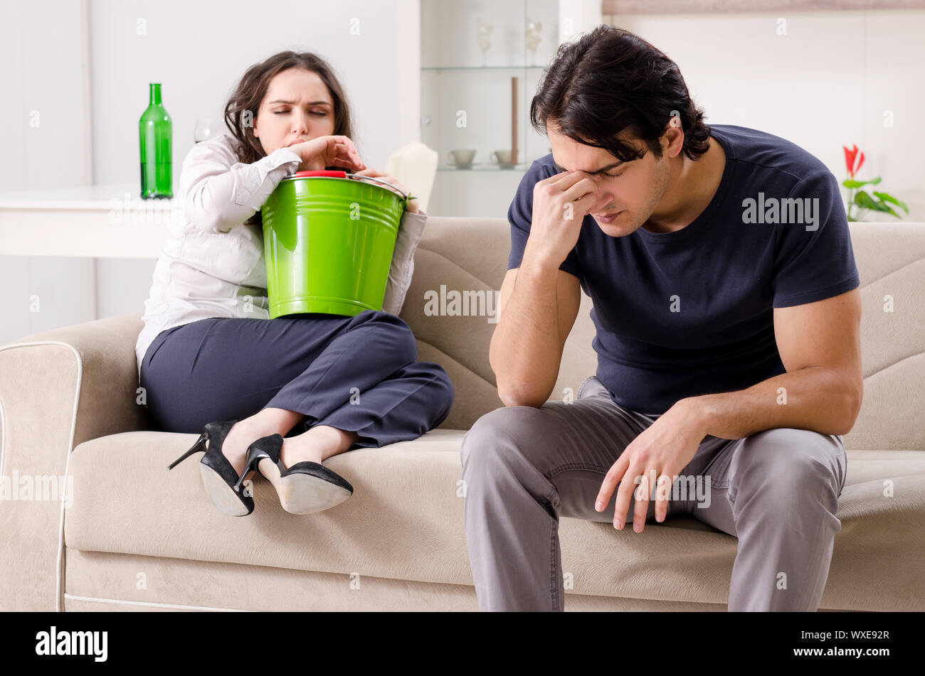Erbrechen eimer -Fotos und -Bildmaterial in hoher Auflösung – Alamy