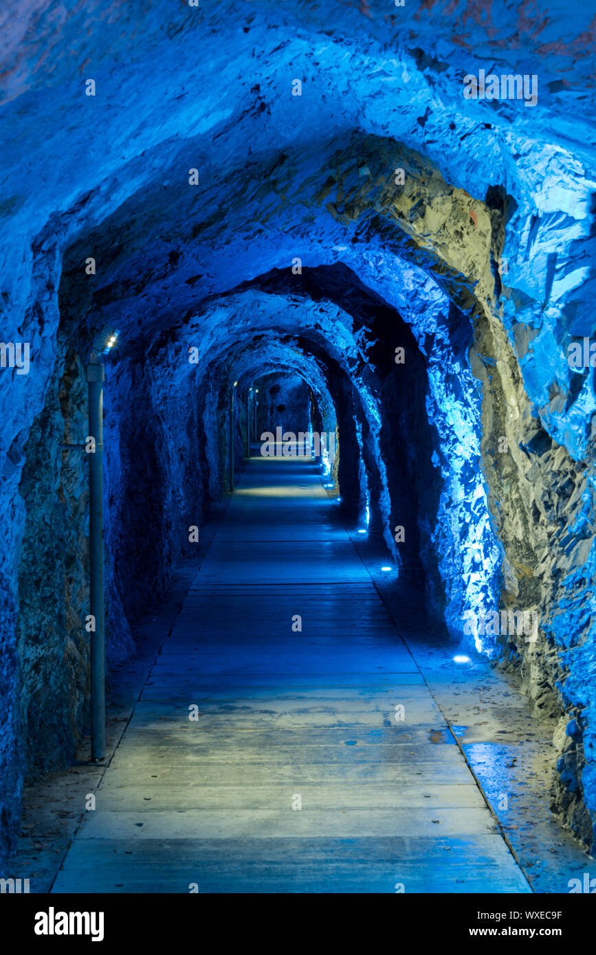 Enger tunnel -Fotos und -Bildmaterial in hoher Auflösung – Alamy