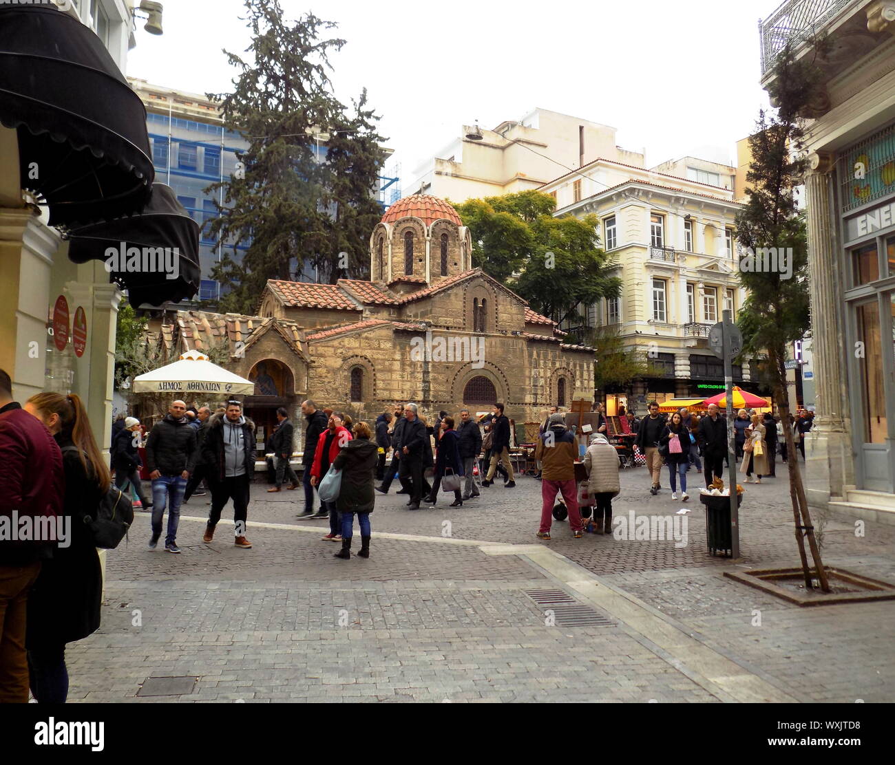 Leute gehen straße -Fotos und -Bildmaterial in hoher Auflösung – Alamy