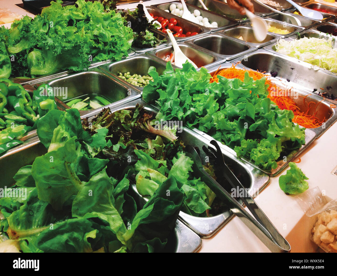 Das salatbuffet -Fotos und -Bildmaterial in hoher Auflösung – Alamy