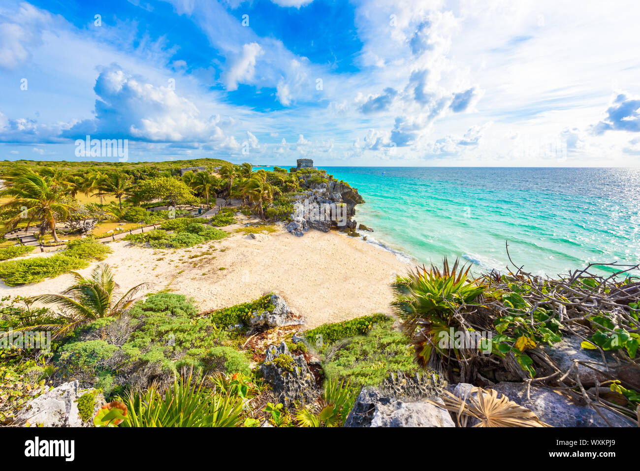 Mayaruinen von Tulum an der tropischen Küste. Gott der Winde Tempel am ...