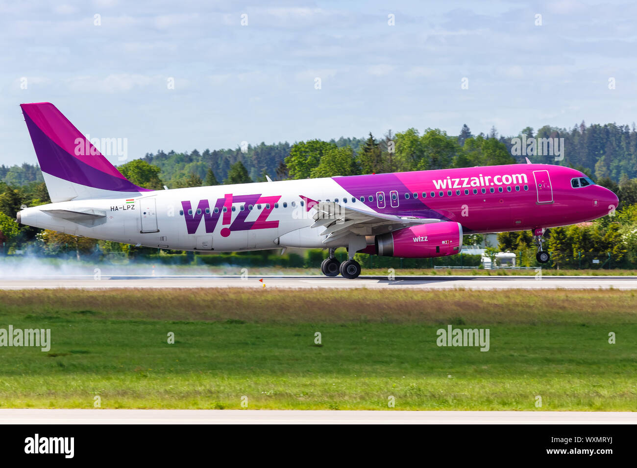 Wizz air a320 landung -Fotos und -Bildmaterial in hoher Auflösung – Alamy