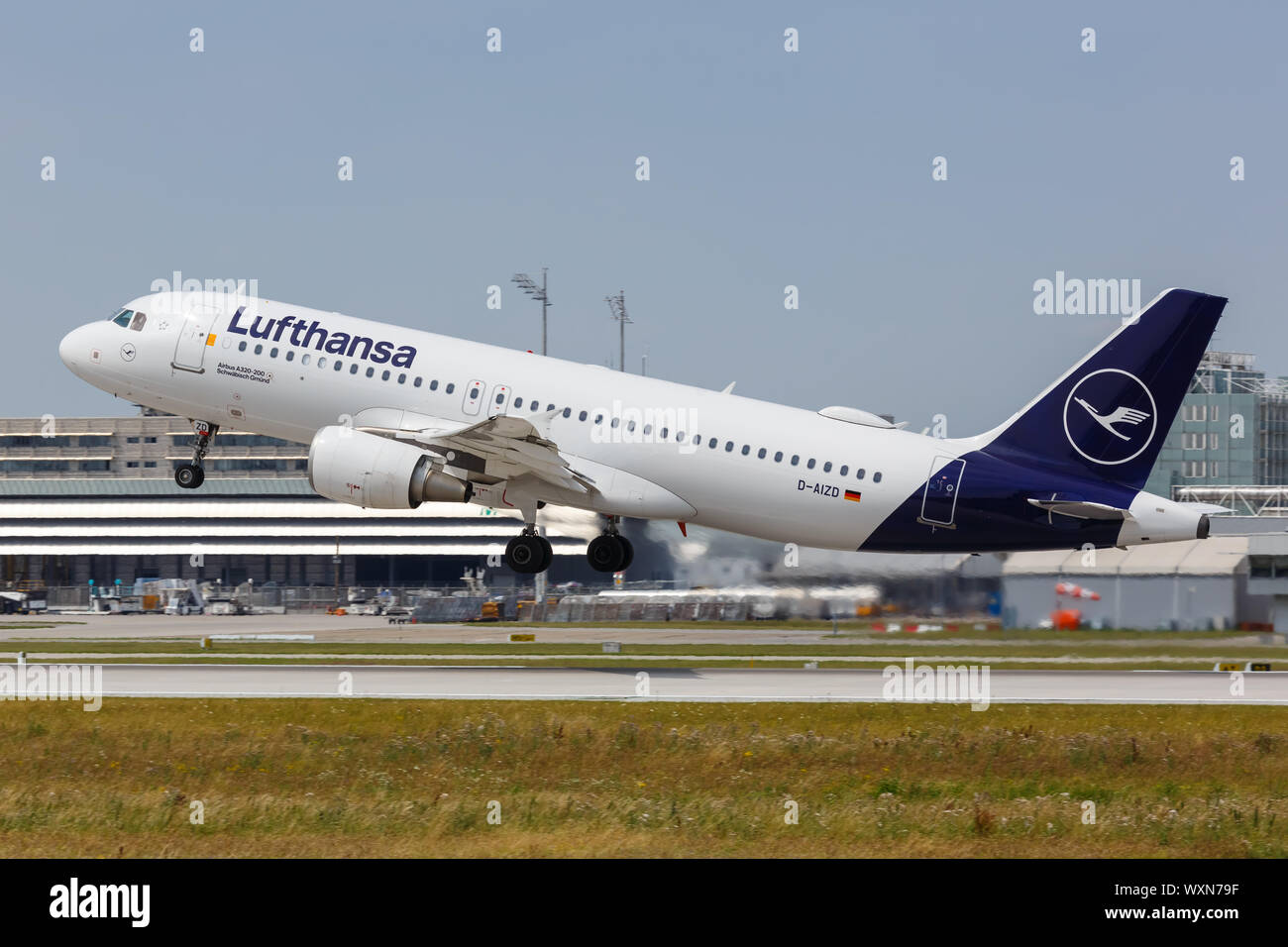 Lufthansa a320 im flug -Fotos und -Bildmaterial in hoher Auflösung – Alamy
