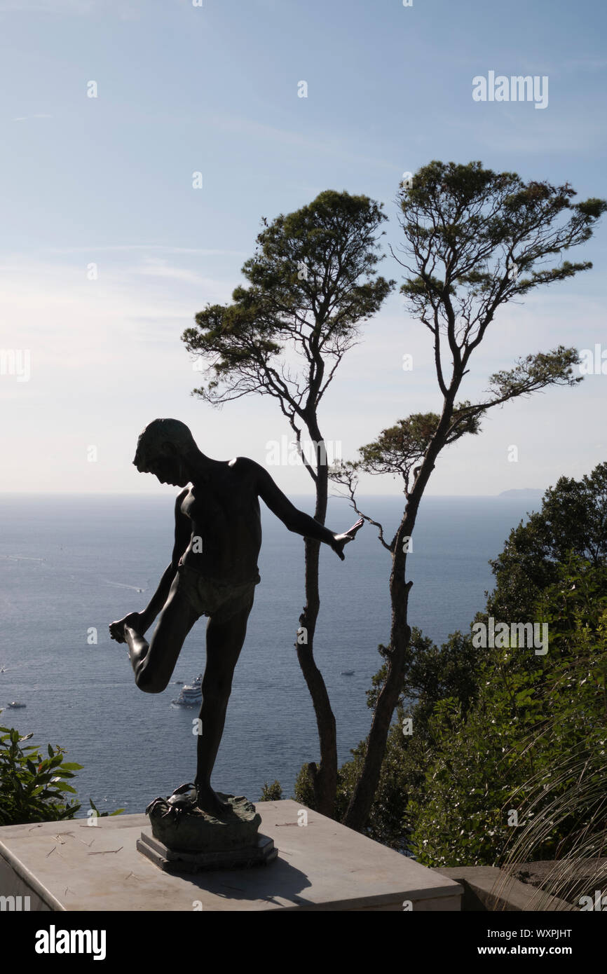 Statue des kleinen Jungen in der Villa Lysis home von Jacques Fersen ...