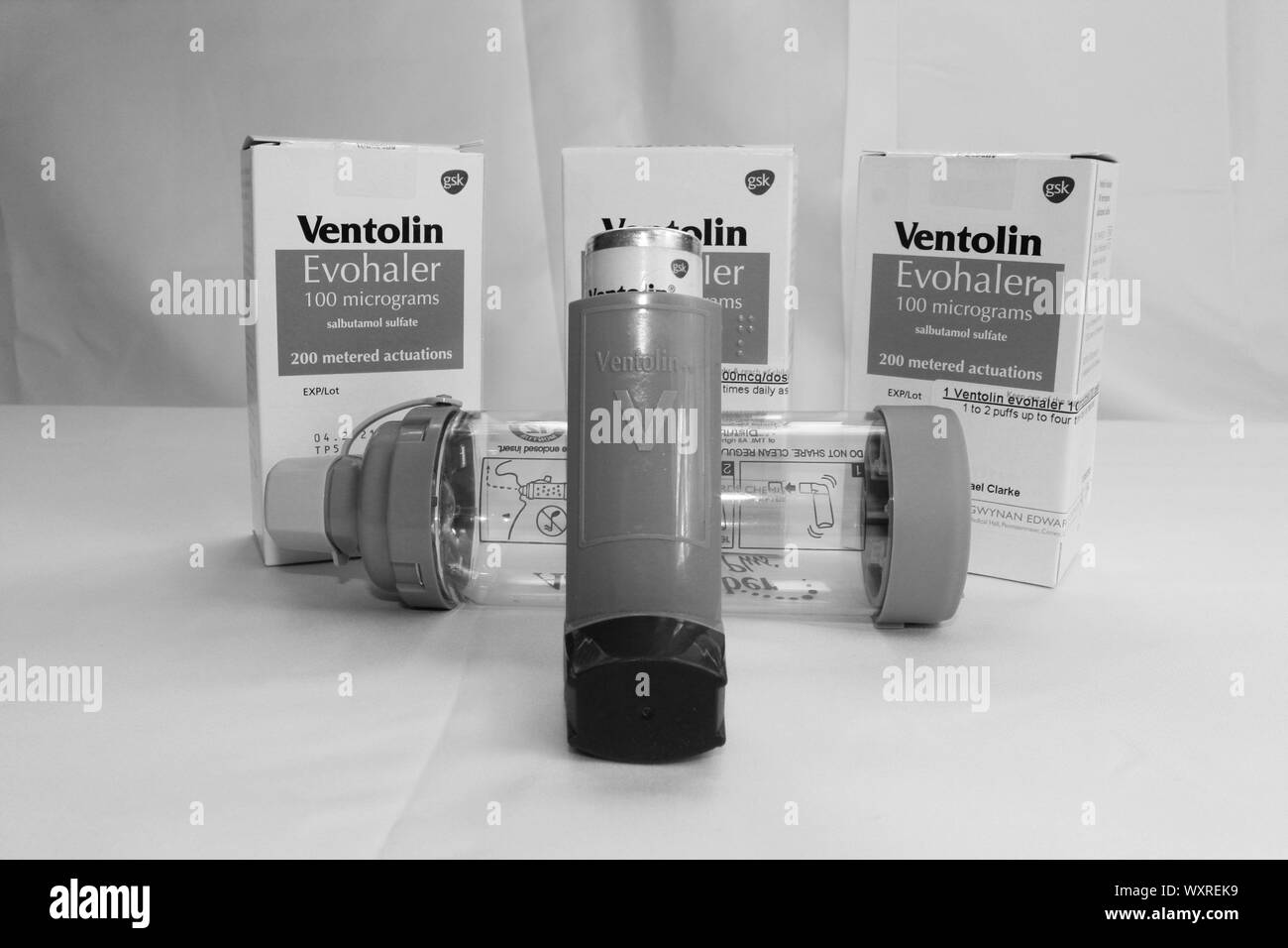 Breathing asthma salbutamol inhaler Schwarzweiß-Stockfotos und -bilder ...