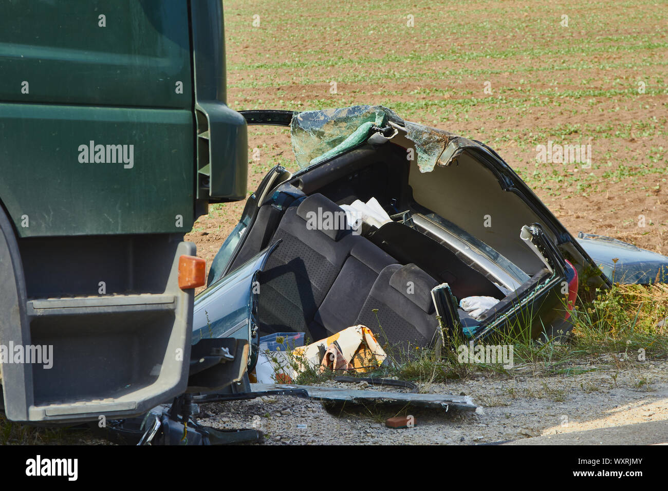Auto lkw unfall -Fotos und -Bildmaterial in hoher Auflösung – Alamy