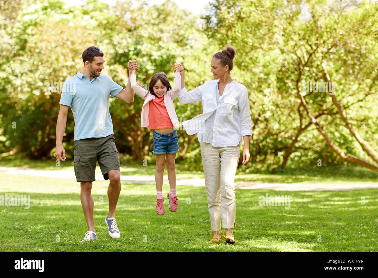 Familie, Freizeit und Personen Konzept - glückliche Mutter, Vater und ...